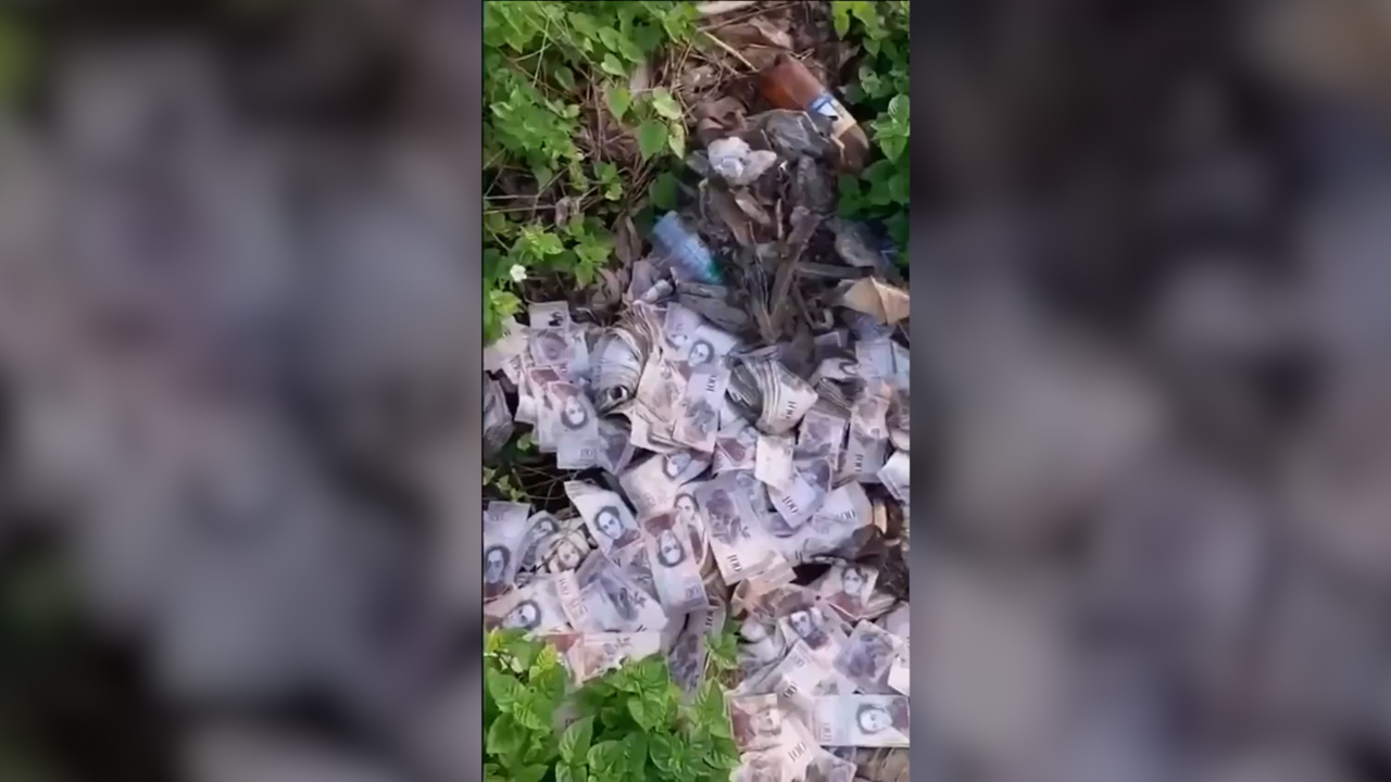 With no real value, Venezuelans throw money on the streets (Video ...
