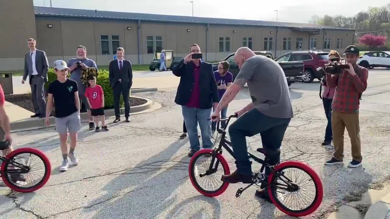 Mike Politte rides bike off prison grounds after released on parole ...