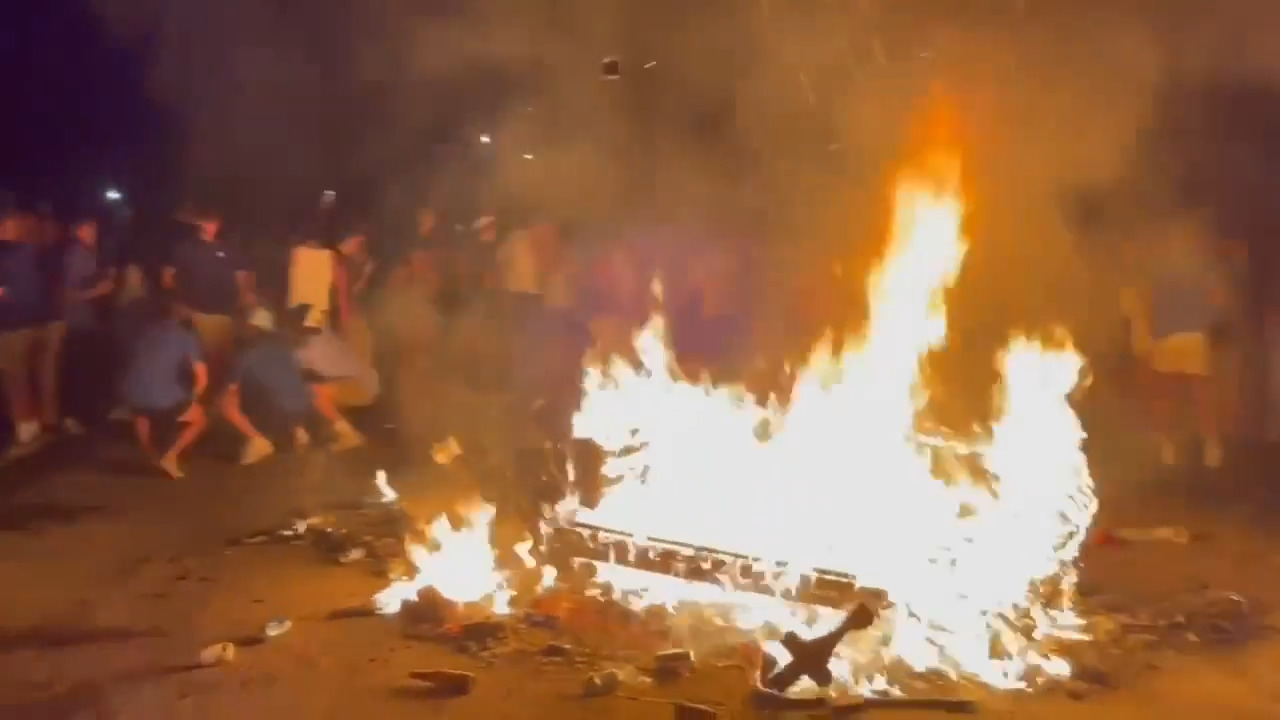 State Street: UK students burn couches celebrating UK win | Lexington ...