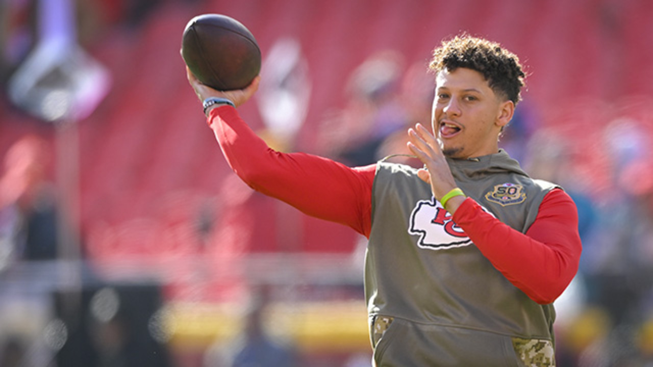 Mahomes, Kansas City Chiefs warm up before playing the Jacksonville ...