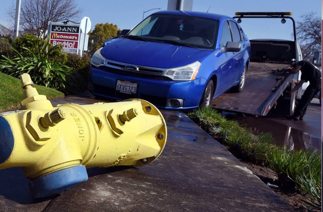 Car breaks fire hydrant in Clovis, triggering a geyser | Kansas City Star