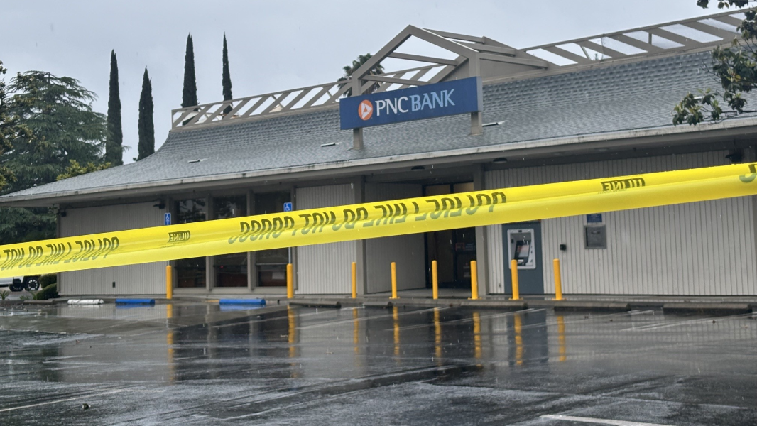 Officers investigate bank robbery at PNC Bank in Fresno (Video ...