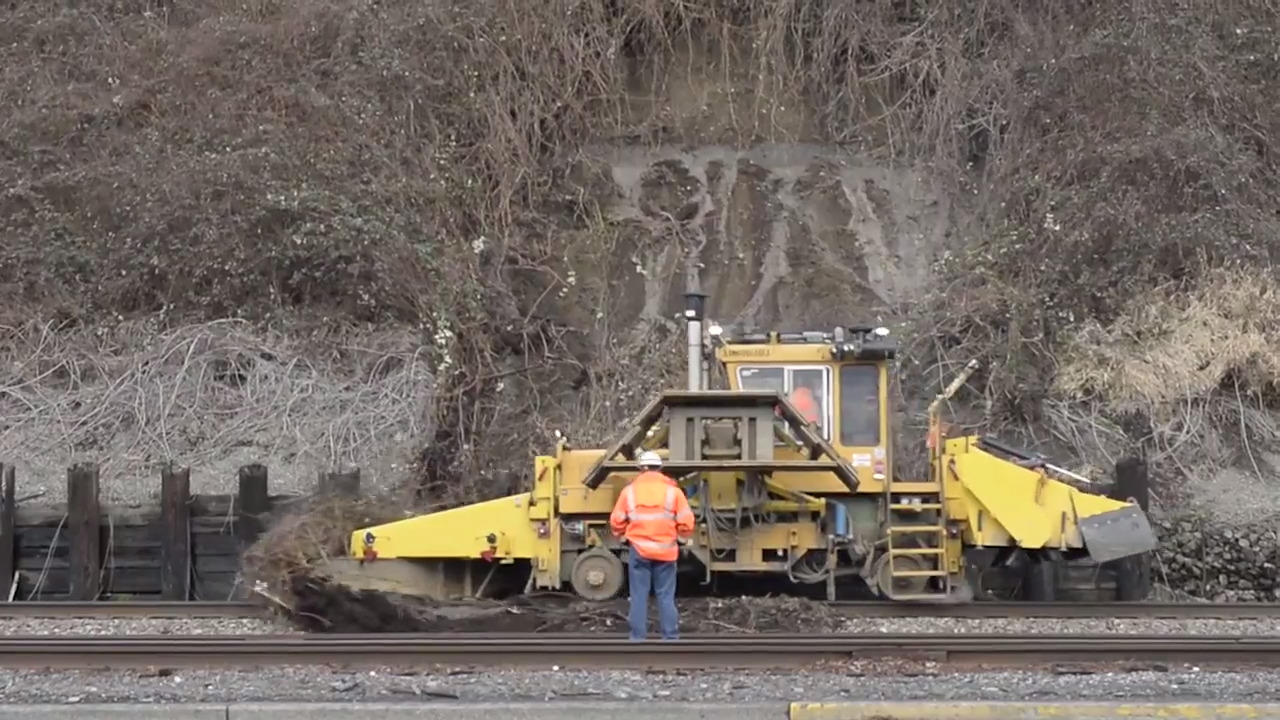 BNSF crew clears debris from track after Bellingham mudslide in 2016 ...