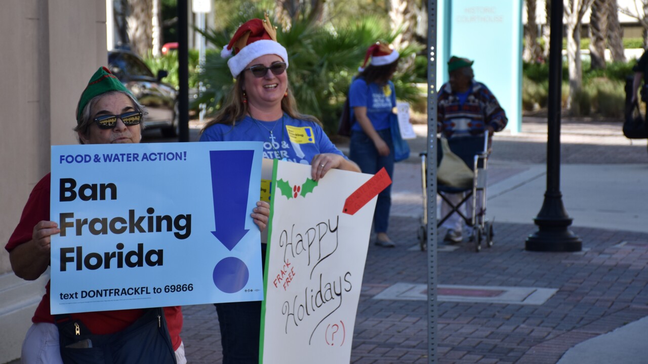 Activists protest fracking in Florida with holiday songs | Bradenton Herald