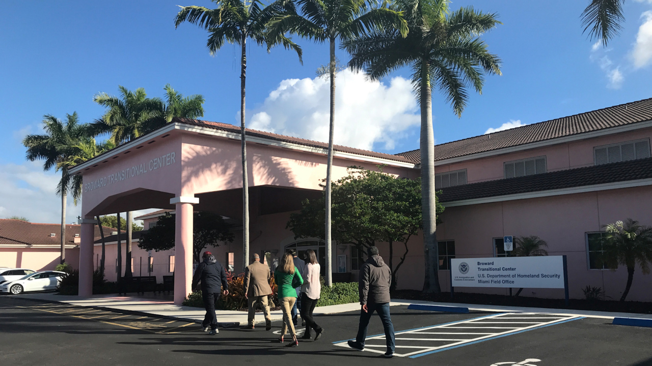 Miembros de la Embajada de Venezuela visitan al Broward Transitional ...