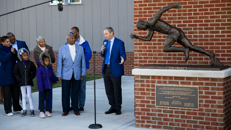 Kentucky unveils statue honoring track legend Jim Green | Lexington ...