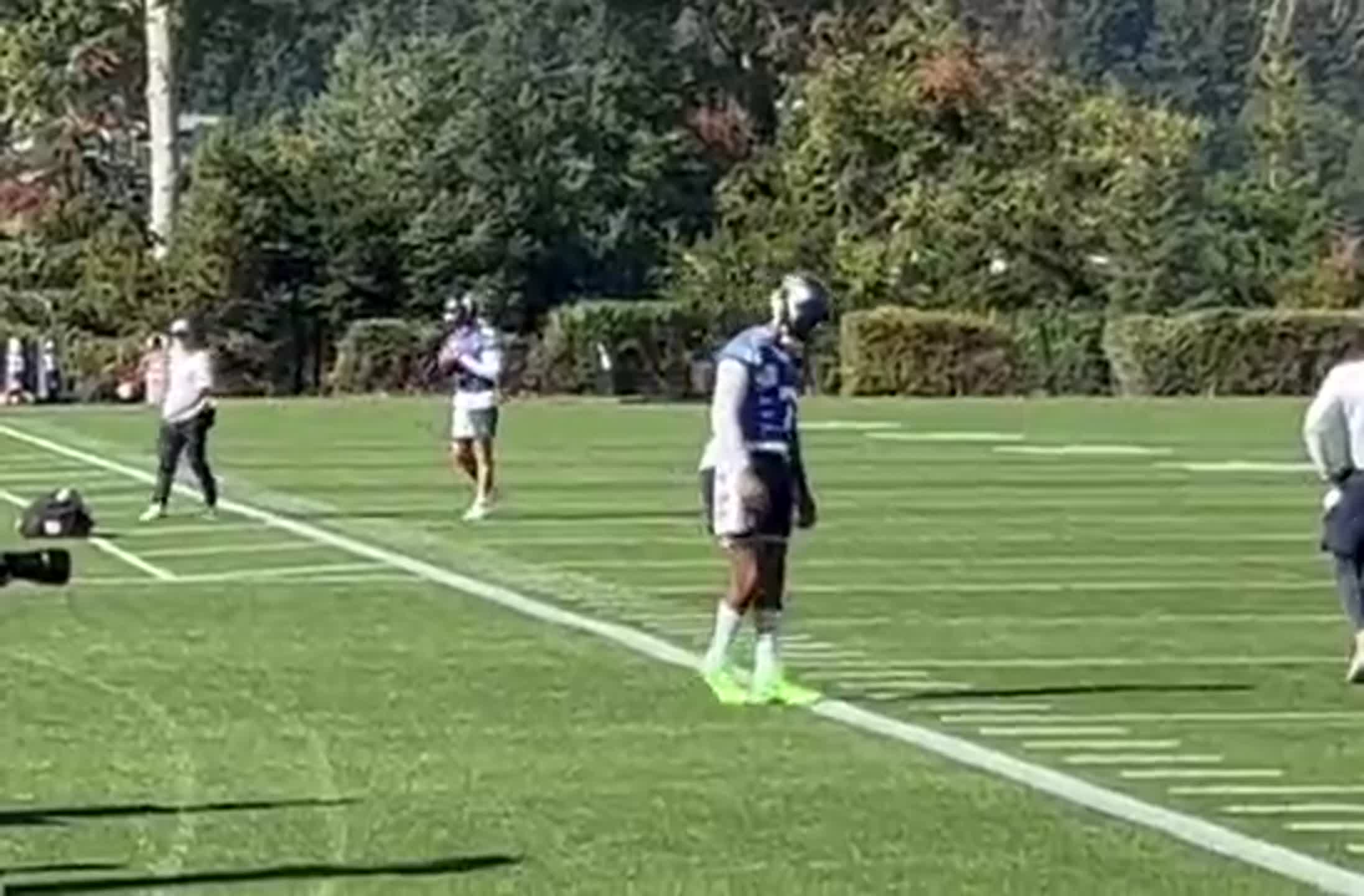Geno Smith, Sam Howell throw before Seahawks practice for New York ...