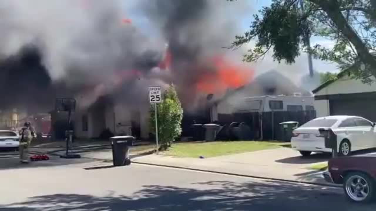 Firefighters escape roof collapse in Modesto house fire | Modesto Bee
