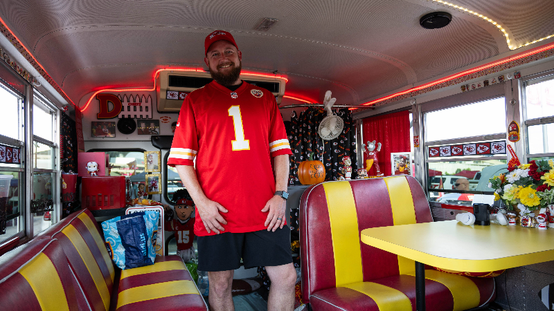 Kansas City Chiefs fan shows off tailgating bus | Kansas City Star