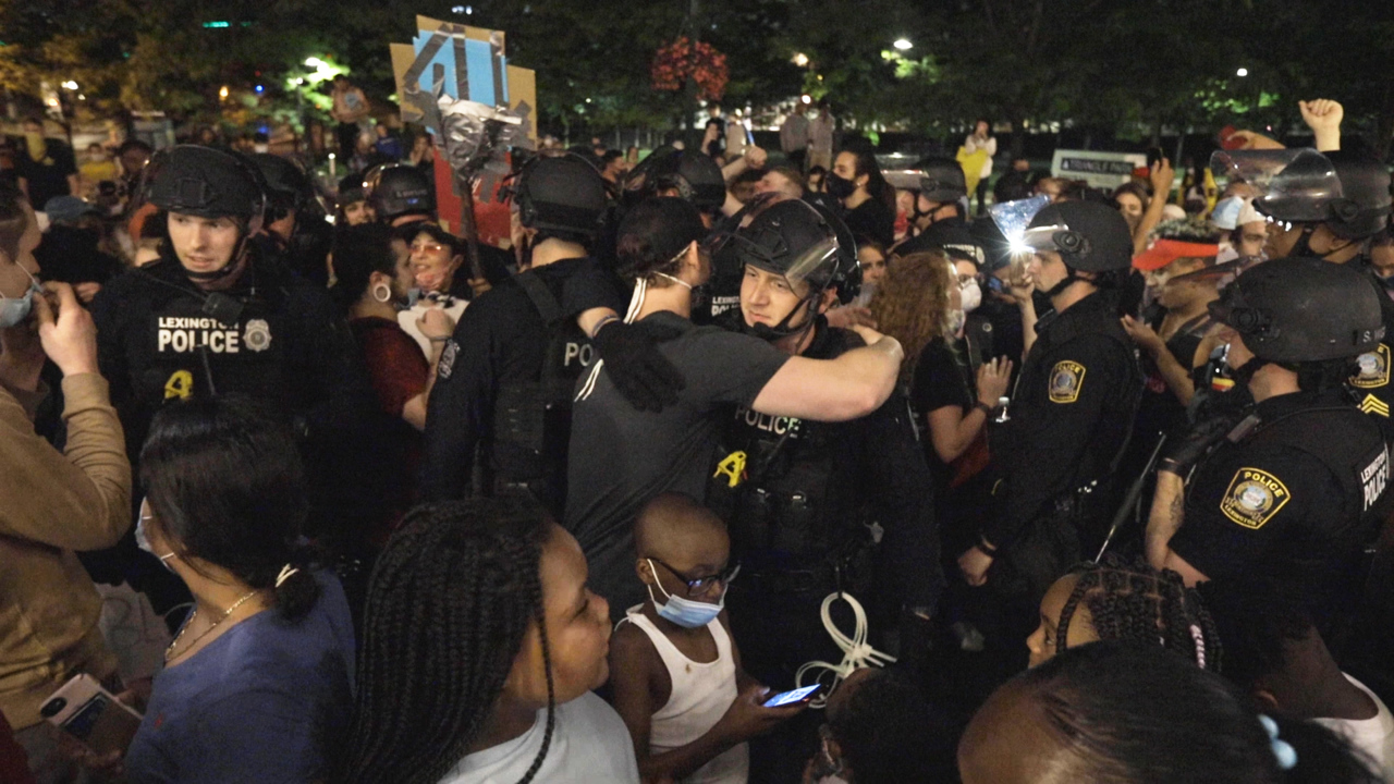 Lexington Police kneel, pray, and hug protestors Monday (Video ...