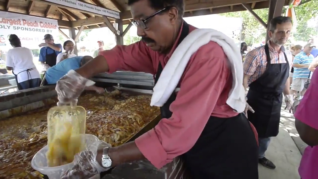 World's biggest peach cobbler uses 75 gallons of peaches | Macon Telegraph