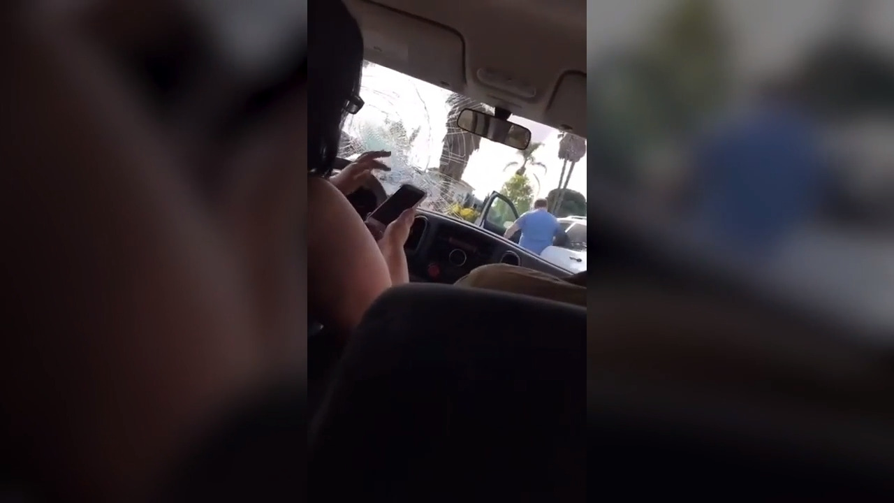 Man smashes driver's windshield with bare fists in Anaheim California ...