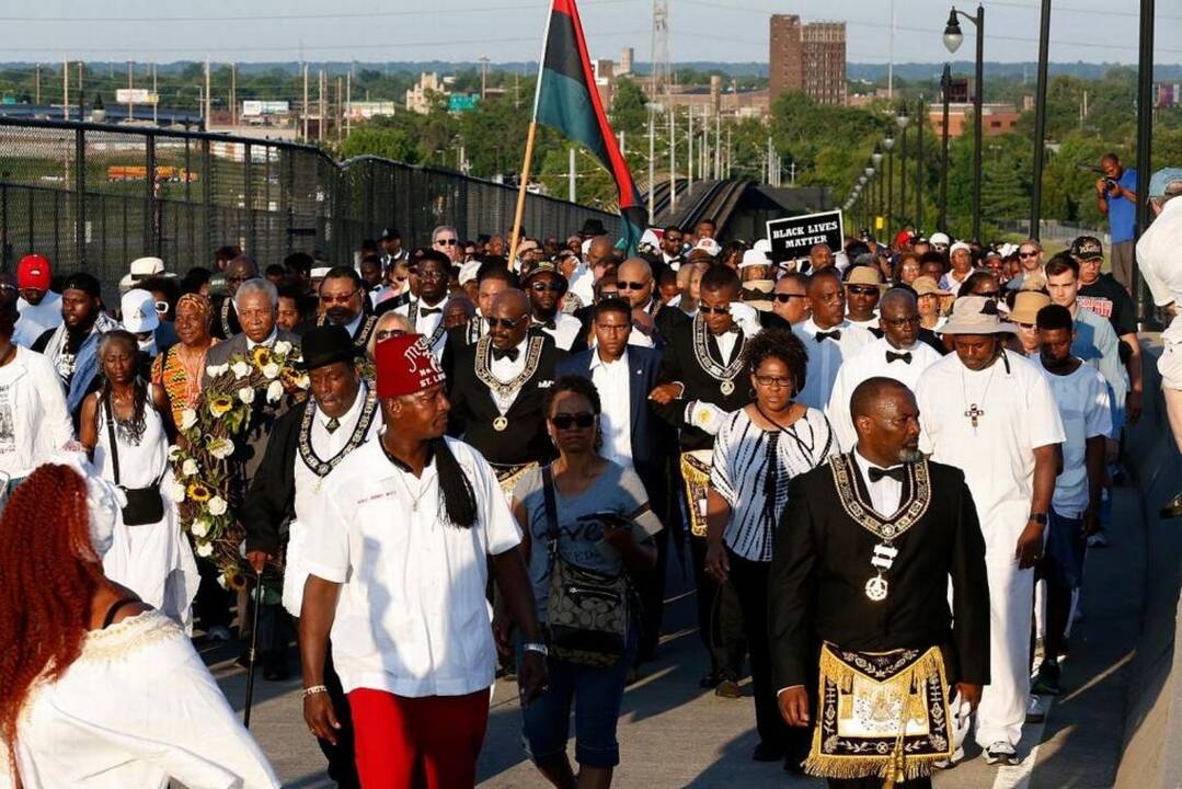 Eads Bridge march commemorates 1917 East St. Louis, IL race riots ...
