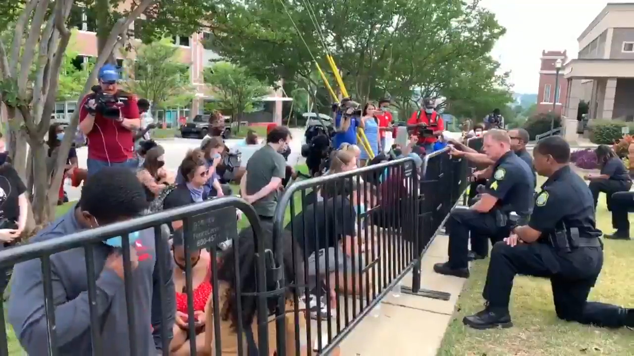 Columbia SC police take a knee with peaceful protesters | The State
