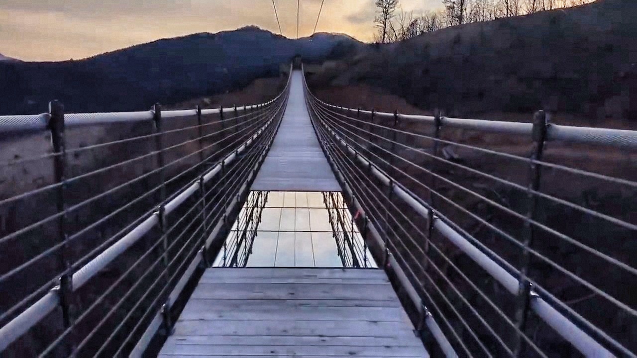 Gatlinburg, Tennessee: Longest pedestrian bridge opens with glass ...