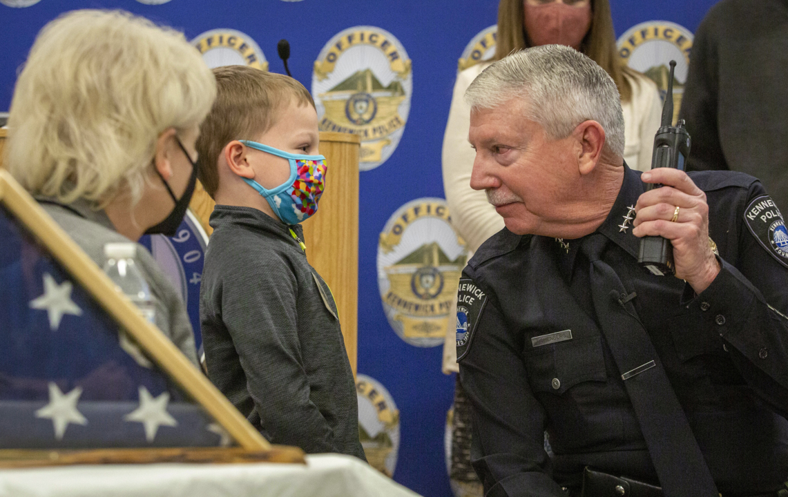 After 44 years, Kennewick police chief gives final dispatch call | Tri ...