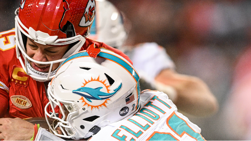 Patrick Mahomes' Helmet Cracks in Kansas City Chiefs' Freezing Playoff ...