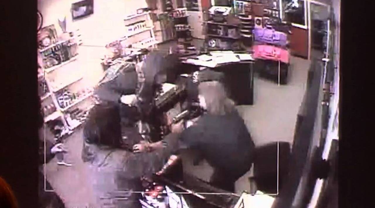 Graphic content: Video shows gunfight inside of gun store | Miami Herald