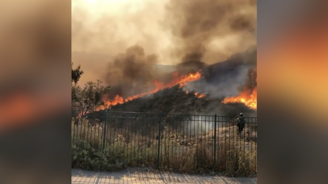See the Woolsey Fire burn across mountains near Simi Valley ...