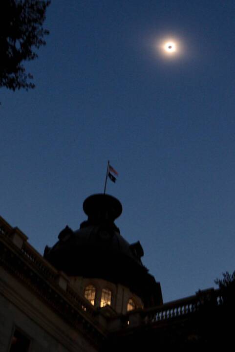 "Super dark" 2017 total solar eclipse at SC State House | Kansas City Star