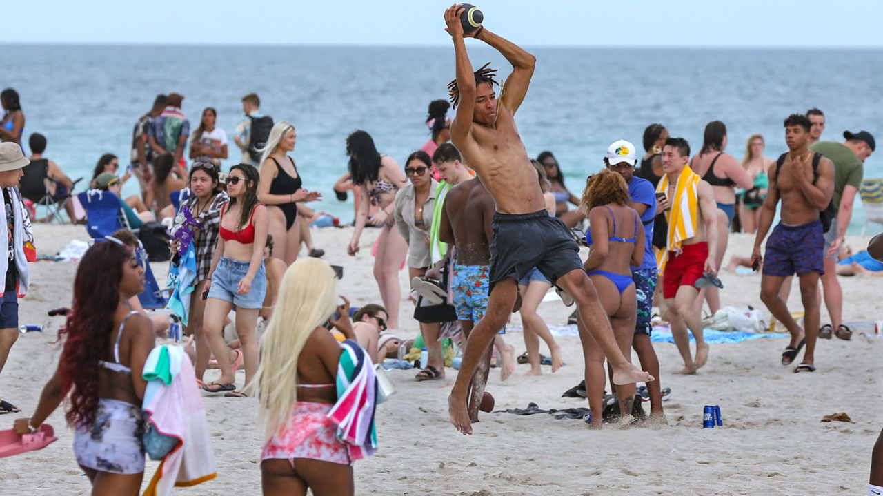 Crowds of spring breakers return to South Beach in 2022 | Miami Herald