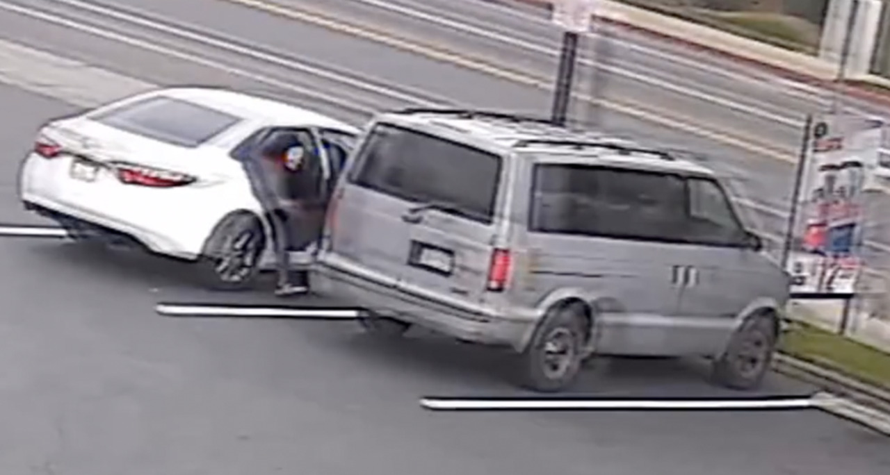 Video captures robber jumping out of car, attacking woman | Fresno Bee