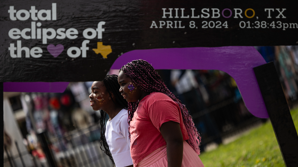 Thousands of people come to Hillsboro to view total solar eclipse | Fort Worth Star-Telegram