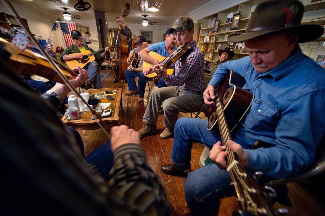 Foot-tapping Ozark fiddle music lives on at the McClurg Jam (Video ...