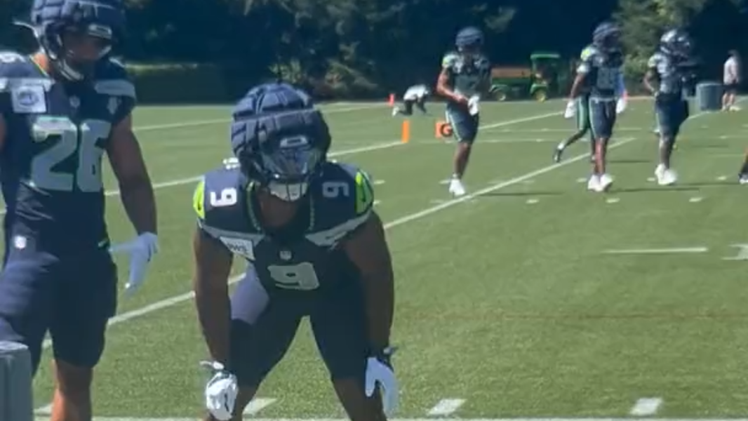 Kenneth Walker, Seahawks running backs in pass-blocking drills at ...