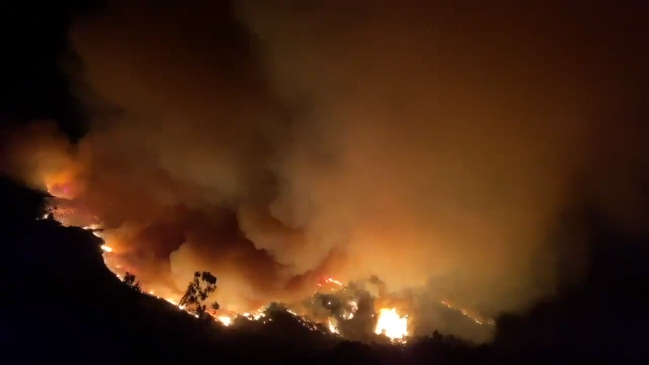 CA wildfire: Flames and thick smoke in Cave Fire near Santa Barbara ...