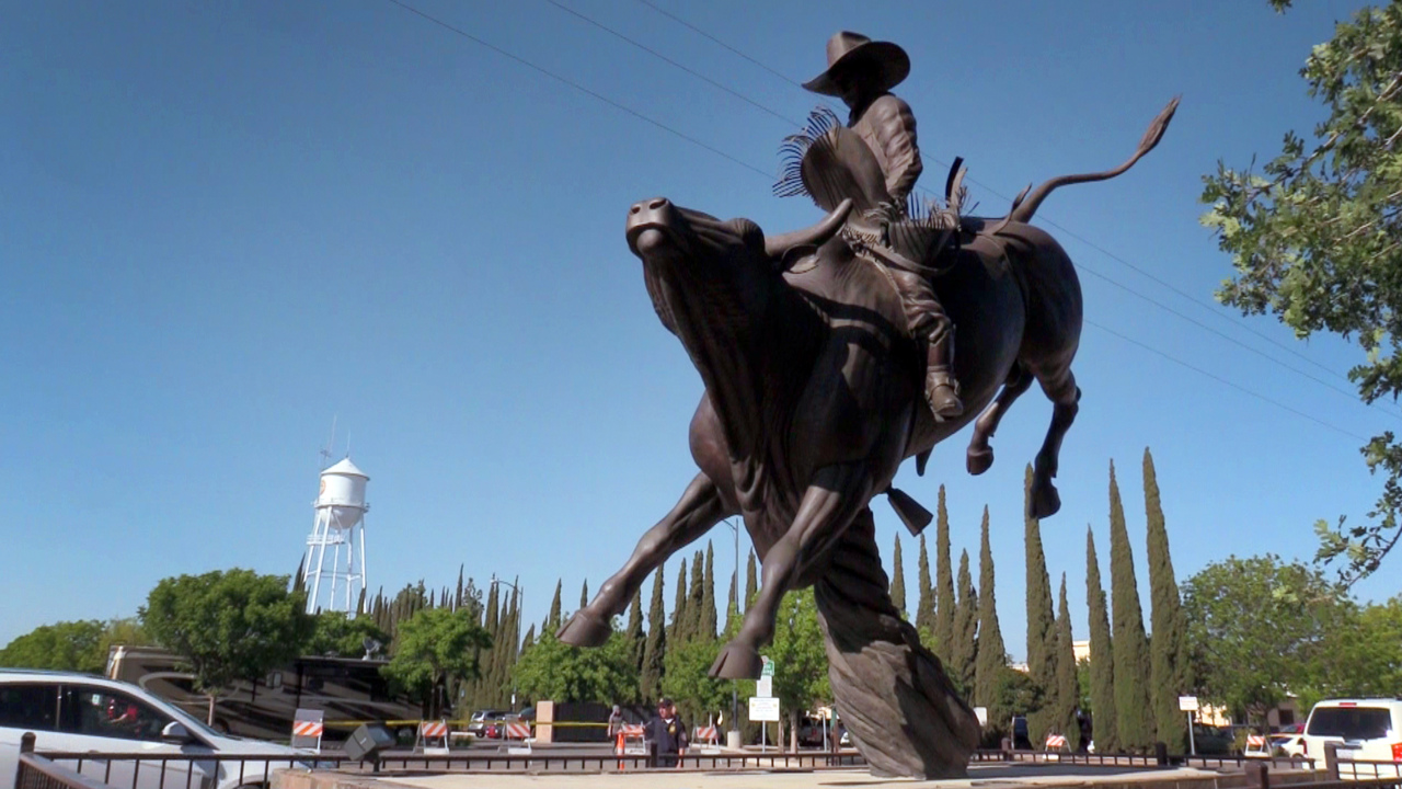 Legendary cowboy and bull memorialized at Clovis Rodeo | Fresno Bee