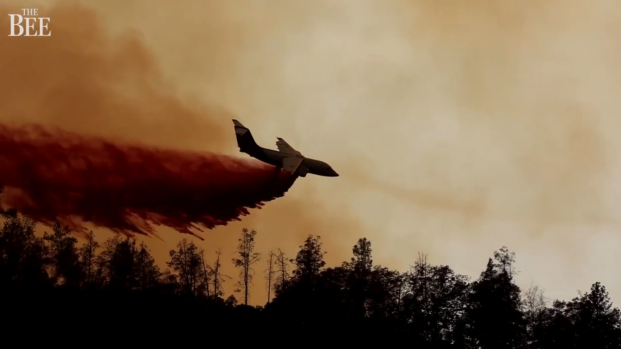 Aircrafts navigate Smoky Sky to battle Fawn Fire in Northern California ...