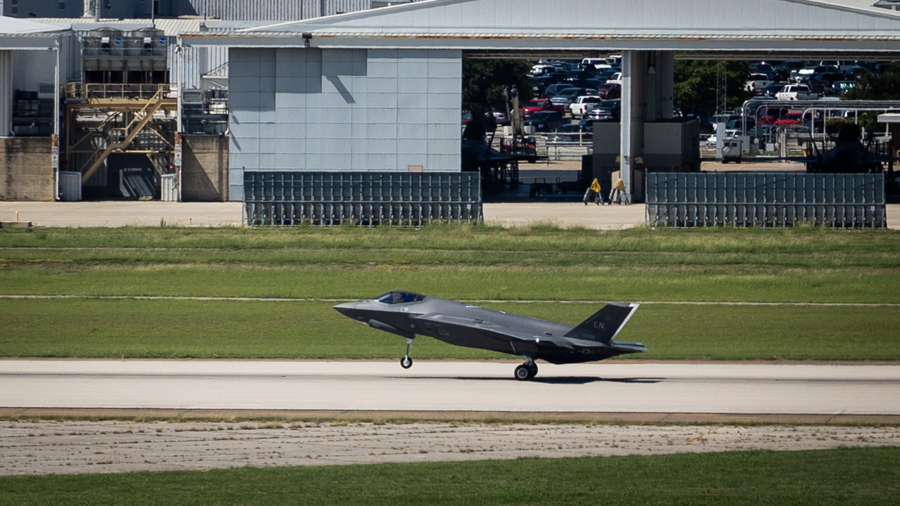 A F-35 takes off at NAS Joint Reserve Base Fort Worth | Fort Worth Star ...