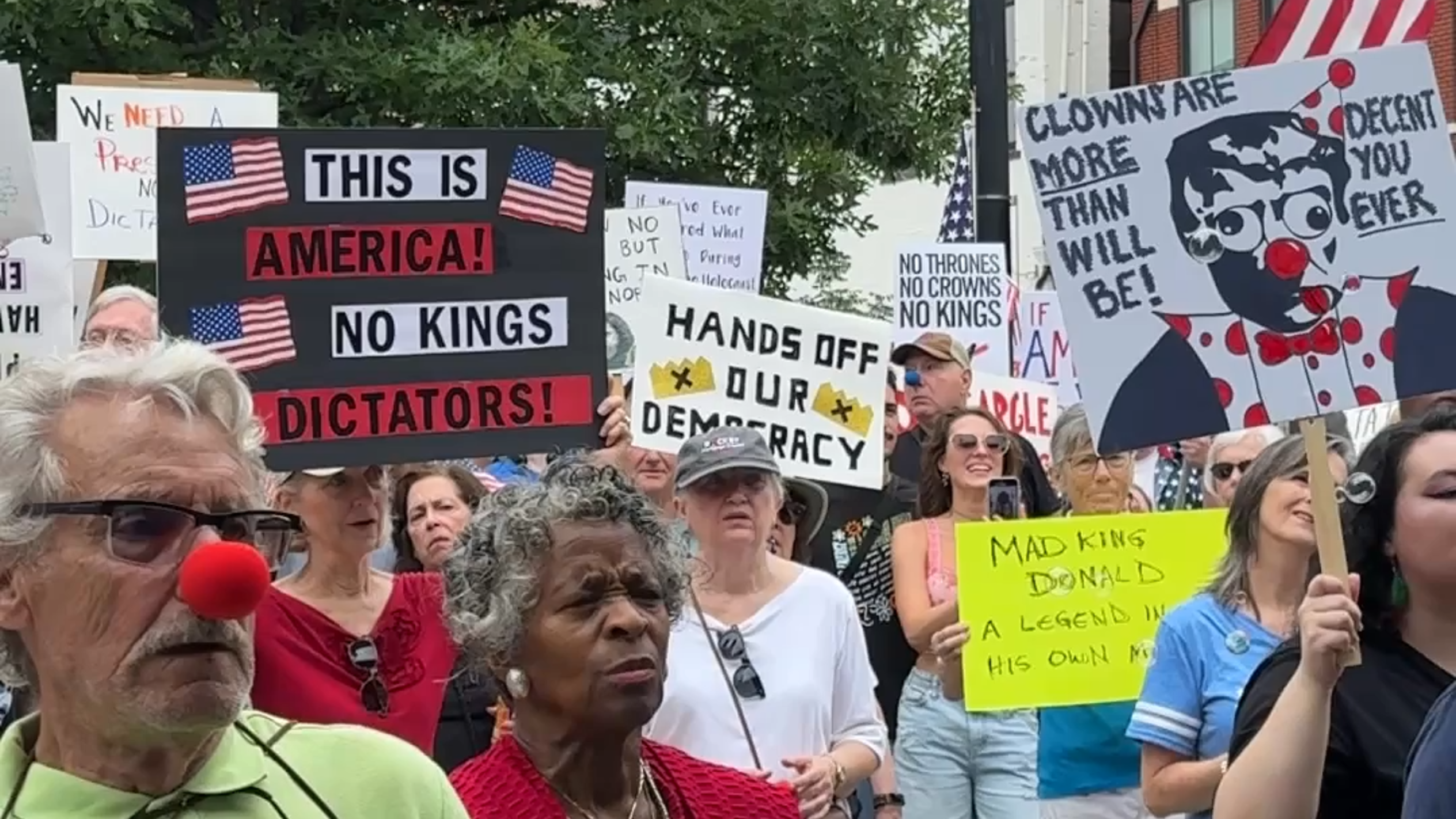 Hundreds attend No Kings protest in Macon, GA against Trump | Macon ...