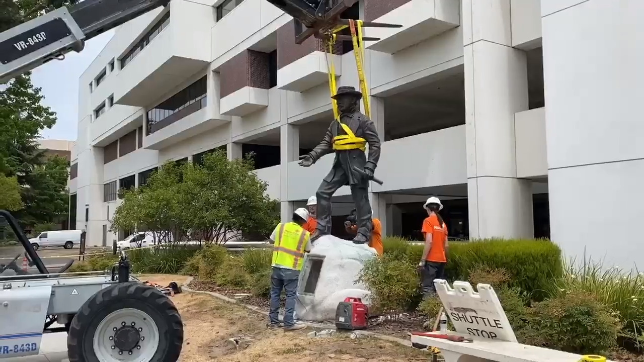 Workers remove statue of John Sutter in Sacramento CA (Video ...