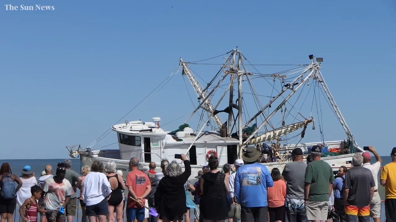 Beached shrimp trawler in Myrtle Beach gets towed to sea | Myrtle Beach ...