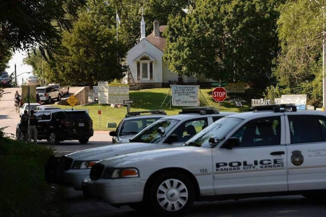 Woman voices complaints from house during standoff at 57th and Parallel ...