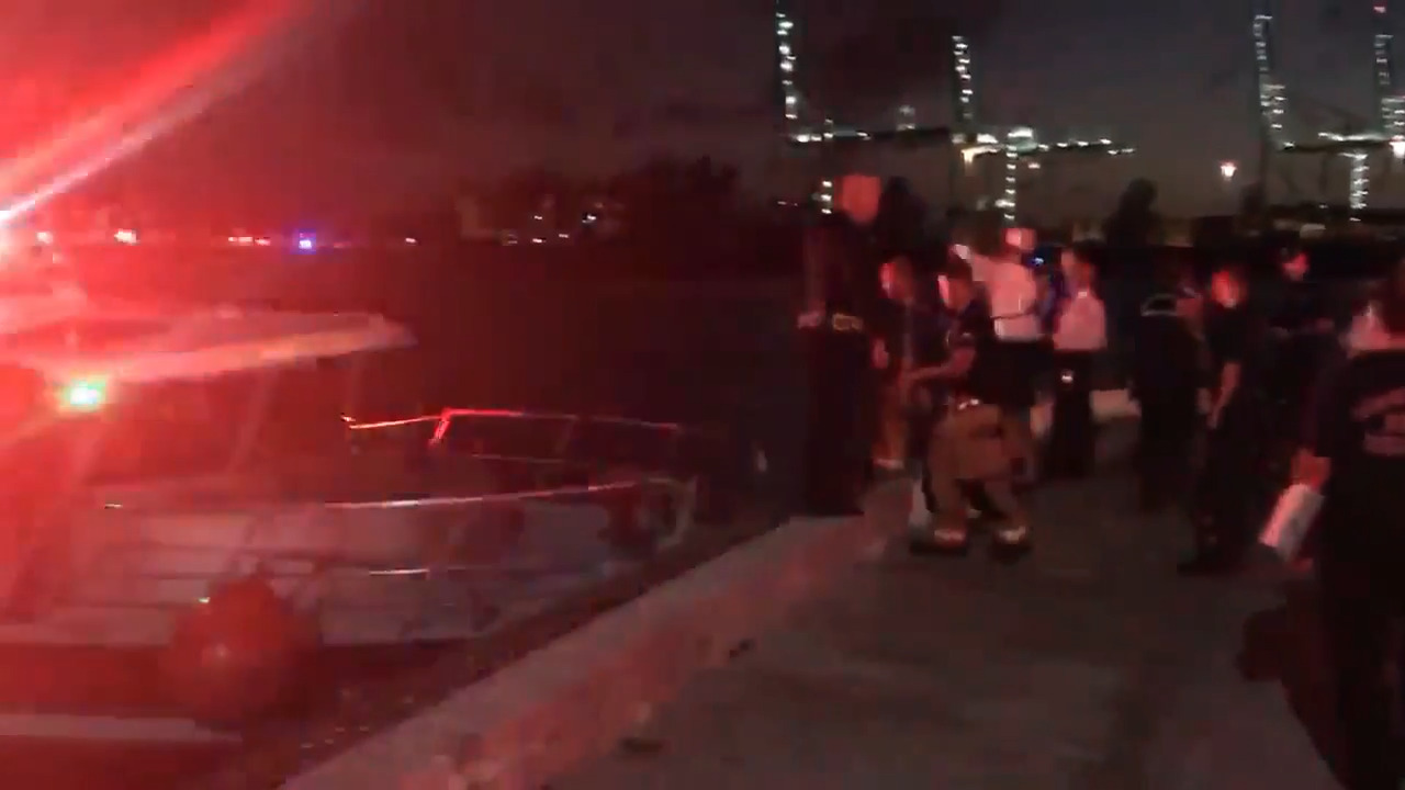 Equipos de buceo buscan un vehículo que se cayó del Fisher Island Ferry ...