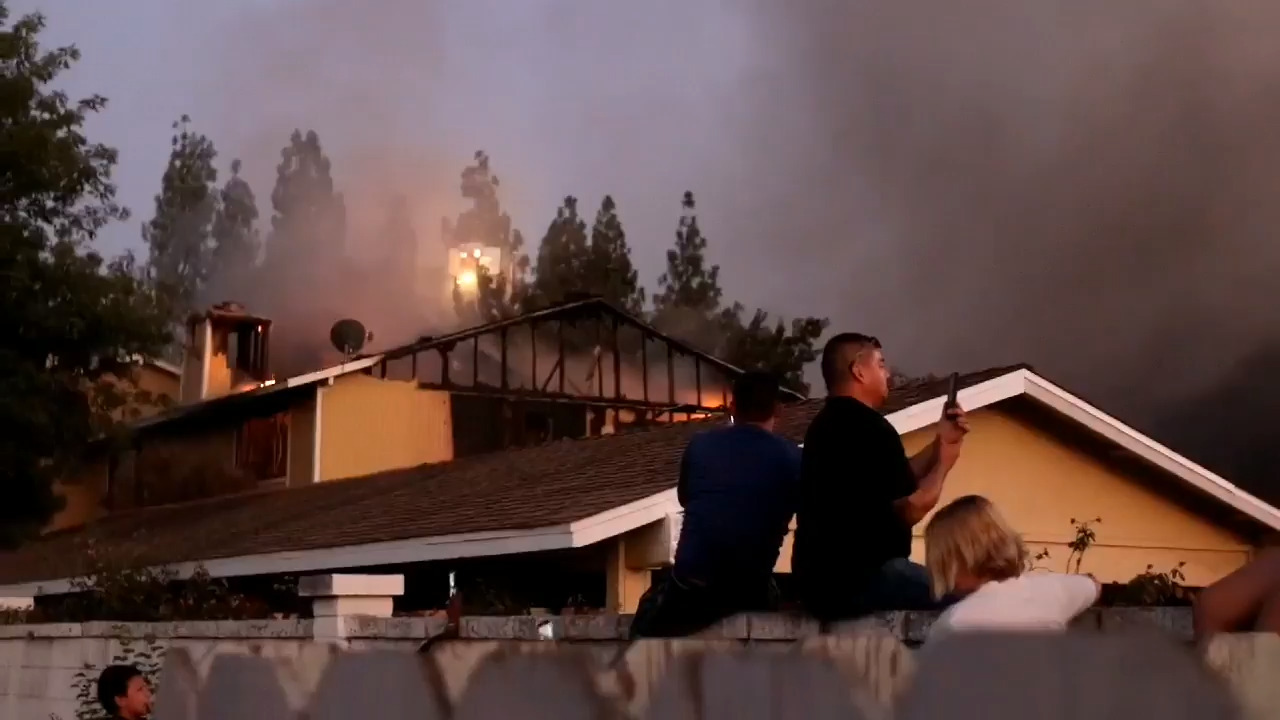 Fire burns at apartment complex near Fresno State University | Fresno Bee