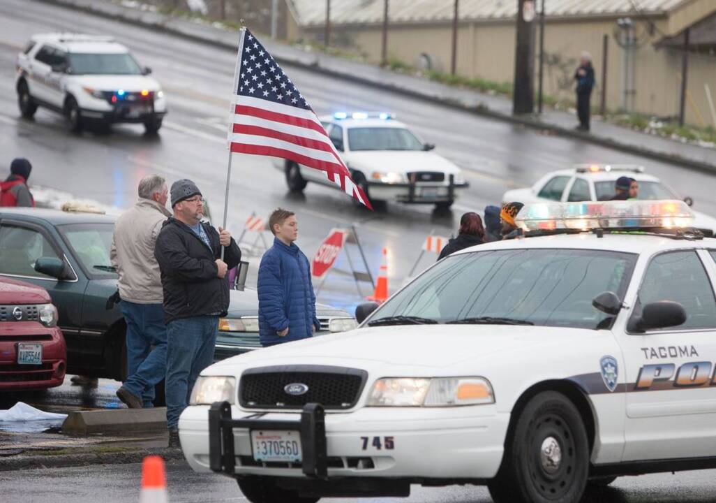 Tacoma police vehicles join procession to officer's memorial (Video ...
