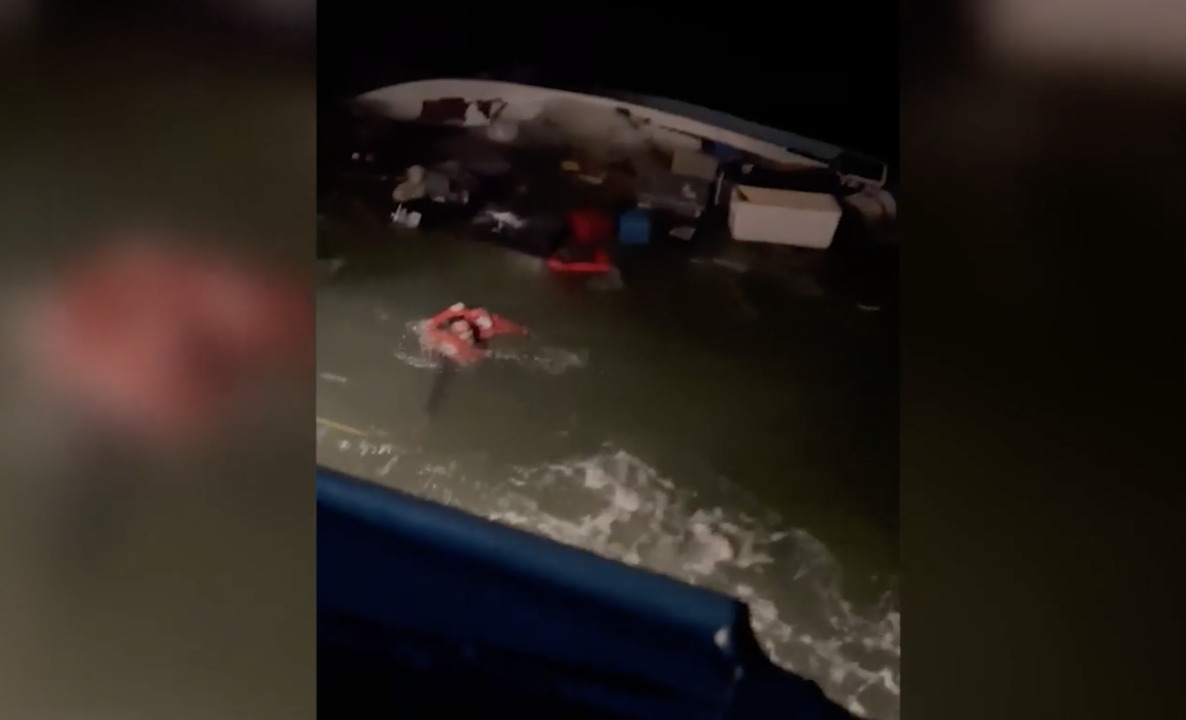Video: Dramatic rescue of two people who jumped from a sinking vessel ...