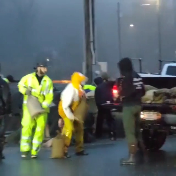 Sumas community members assemble sandbags | Bellingham Herald