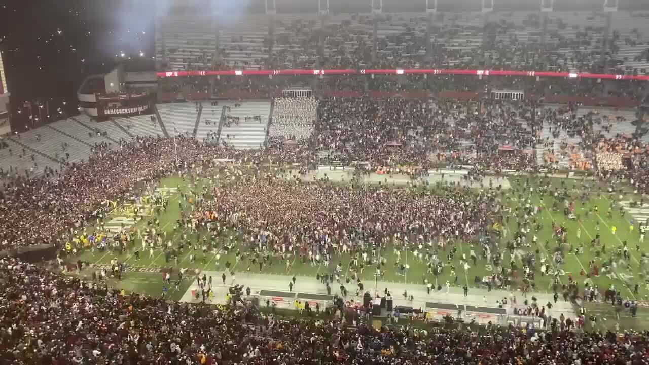 South Carolina football fans storm field after Tennessee win | The State