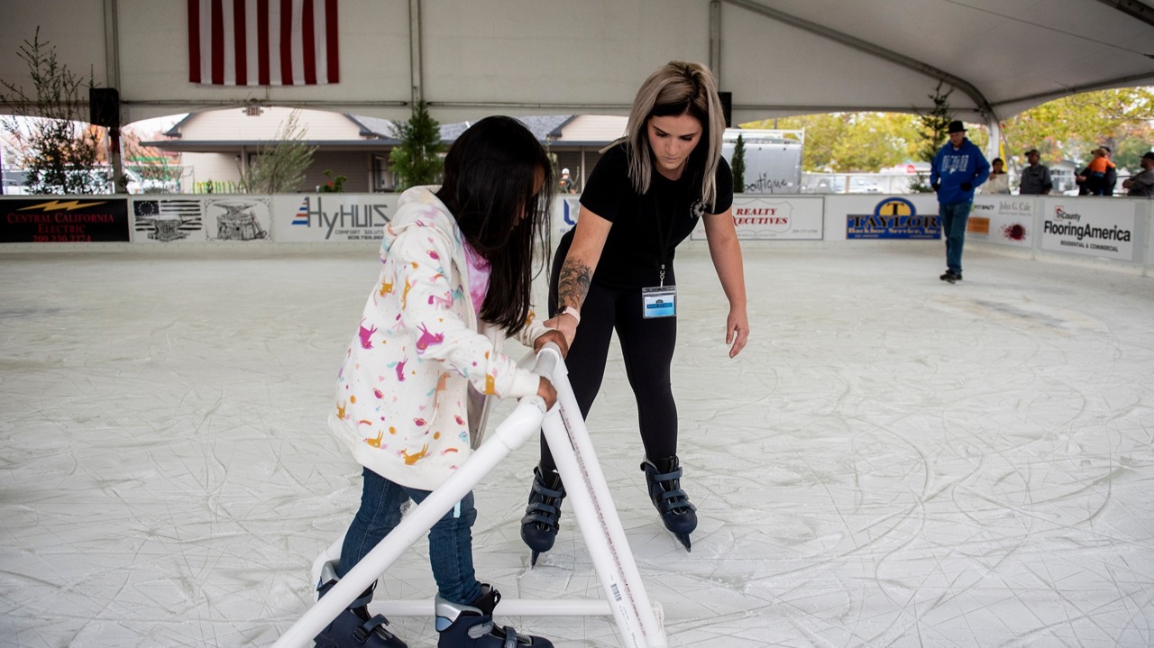 Outdoor ice rink opens to public in Atwater | Merced Sun-Star