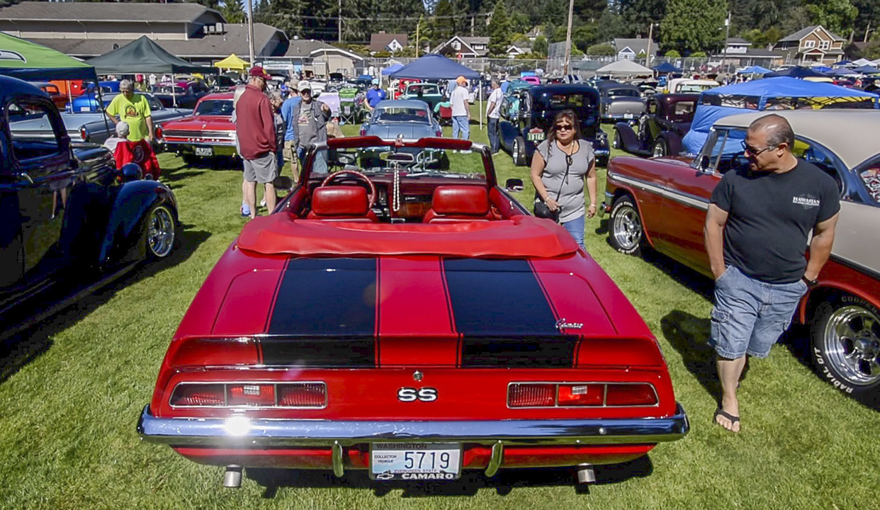 custom car enthusiasts brought their hot rods, classics and antique ...