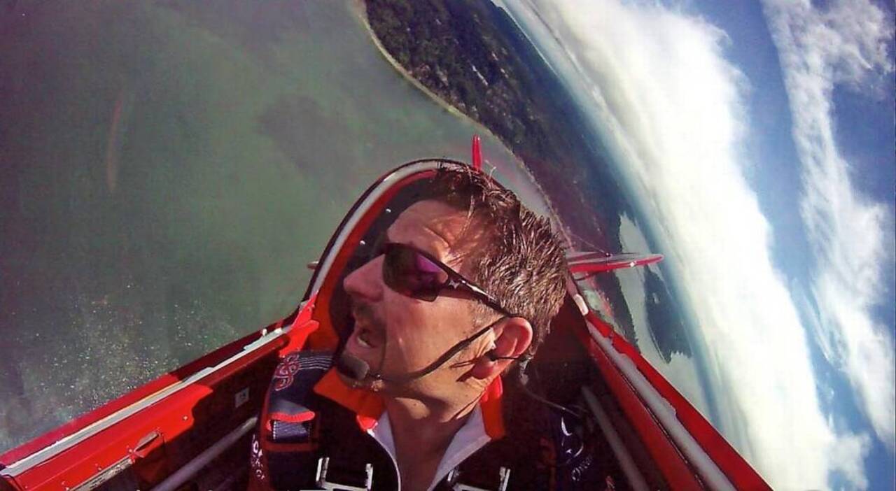 Local stunt pilot gives TNT reporter aerobatic thrill ride | Tacoma ...