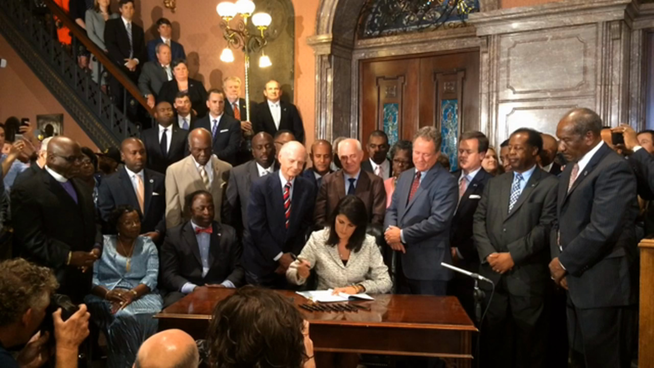 Gov. Nikki Haley signs bill to remove Confederate flag | The State